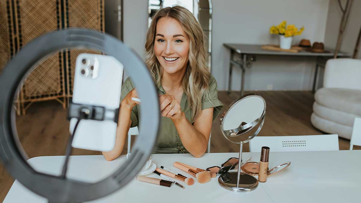 Expense Tracking for Content Creators: Tips for Success | SparkReceipt